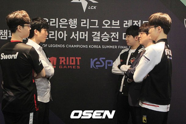 [Oh!쎈 롤챔스] '도장깨기냐 극복이냐'….LCK 코칭스태프, 결승전 SKT 6-2 우세 예측 : 네이트 스포츠