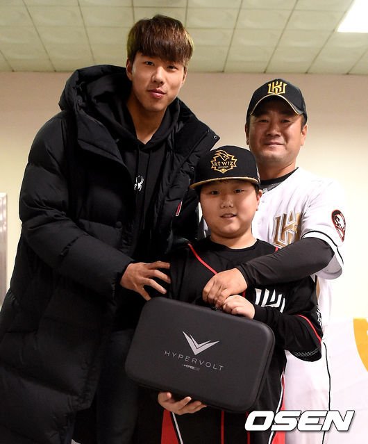 [사진]KT 스타즈 김근웅-김성윤 부자, '2019 KBO 커미셔너컵 구단 팬클럽 야구대회 MVP' : 네이트 스포츠