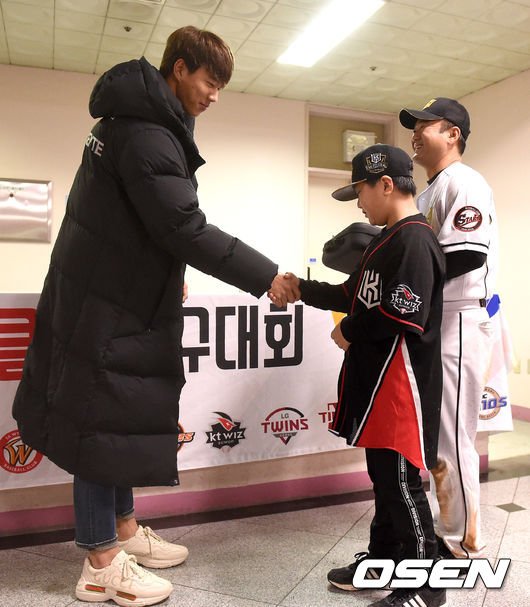 [사진]정우영, '2019 KBO 커미셔너컵 구단 팬클럽 야구대회' 깜짝 시상자 등장 : 네이트 스포츠