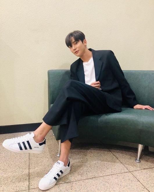 SF9 로운, 키 190cm의 흔한 다리 길이…피지컬이 명품이다 [★SHOT!] : 네이트 연예