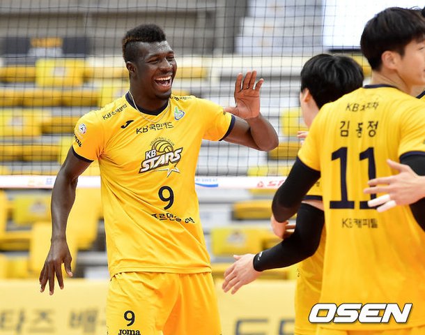 '케이타 첫 트리플크라운' KB손보, 삼성화재 꺾고 선두 탈환 [의정부 리뷰] : 네이트 스포츠