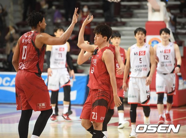 '전성현 3점포 5개' KGC, KT 꺾고 '93.5%' 걸린 첫승 쟁취 : 네이트 스포츠