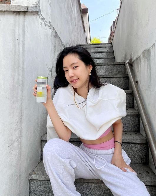 '168cm·45kg' 손나은, 실제로 보면 이런 모습…연예계 대표 개미 허리 : 네이트 뉴스