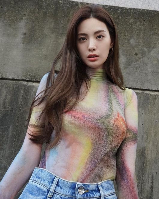 '170cm·51kg' 나나, 너무 날씬해서 청바지가 헐렁하네 : 네이트 연예