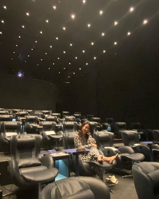 안선영, 영화관 통째로 대관! "이것이 진정한 레알 FLEX" : 네이트 연예