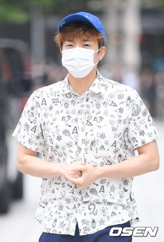 [사진]스페셜 MC 2PM 우영,'무사히 라디오 방송 마쳤어요' : 네이트 연예