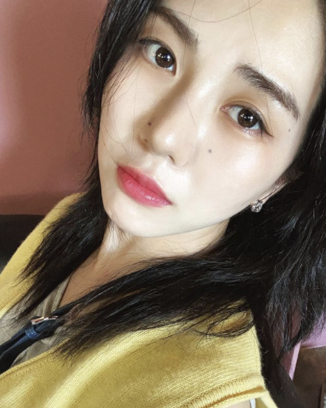 '신지민 역풍' 前AOA 권민아, 슬픈눈 셀카로 SNS 재개 [종합] : 네이트 연예