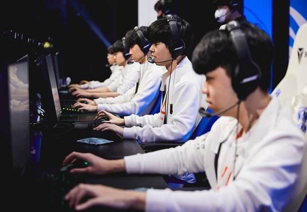 [롤드컵] '2R 기적의 전승' 한화생명, RNG 꺾고 8강 진출…1위 순위결정전 성사 : 네이트 스포츠