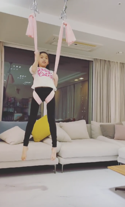 현영, 으리으리 거실에서 플라잉 요가하는 딸…'80억 CEO'의 FLEX! : 네이트 연예