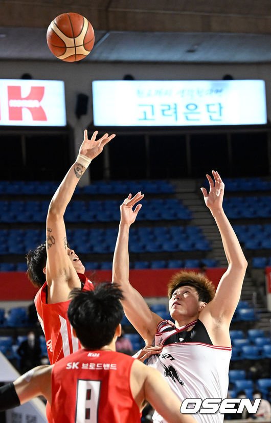 SK, KGC에 막혀 단일시즌 최다 16연승 '좌절'…삼성은 원정 18연패 '끝' : 네이트 스포츠