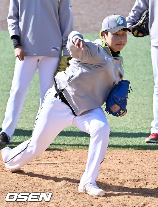 '캠프 MVP' 152km 강속구 루키 "가장 상대하고 싶은 선배는 추신수" [오!쎈 기장] : 네이트 스포츠