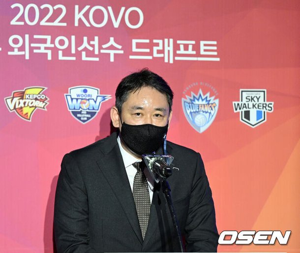 7년 전 1위 영광 재현? 최태웅 감독은 왜 36세 외인에 올인했나 : 네이트 스포츠