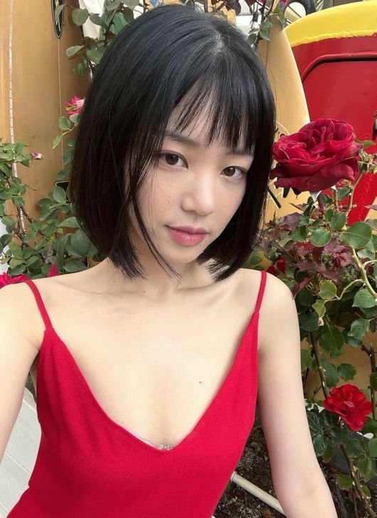 '164cm·43kg' 이유비, 파격 슬립 패션…은근한 속옷 노출 '깜짝' : 네이트 연예