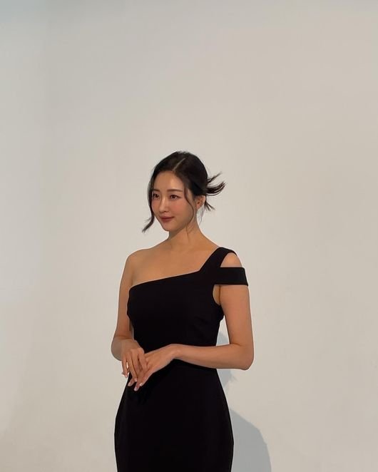 김사랑, 가슴팍까지 내린 노출…173cm·49kg 농염한 어른 섹시 : 네이트 연예