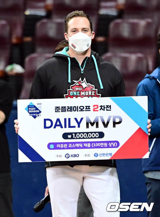 '2차전 MVP' 벤자민 "한국 가을야구는 아드레날린이 나오는 분위기" [준PO2] : 네이트 스포츠