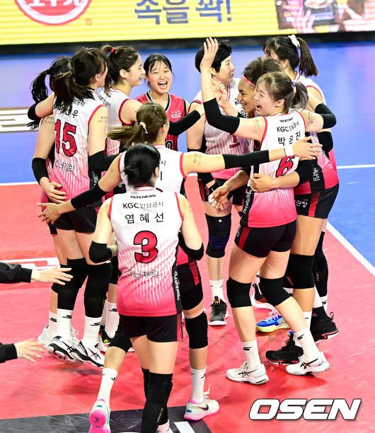 [사진]풀세트 접전 끝 시즌 첫 승 기쁨 나누는 KGC인삼공사 : 네이트 스포츠