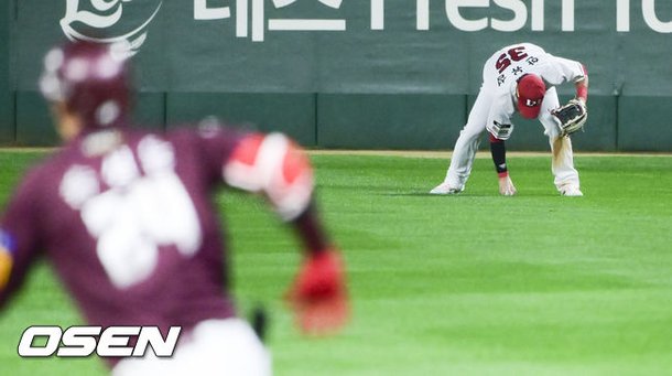 '실수 한 번으로 끝내자' 그렇게 강조했는데, SSG 실책에 발목 잡히다 [KS1] : 네이트 스포츠