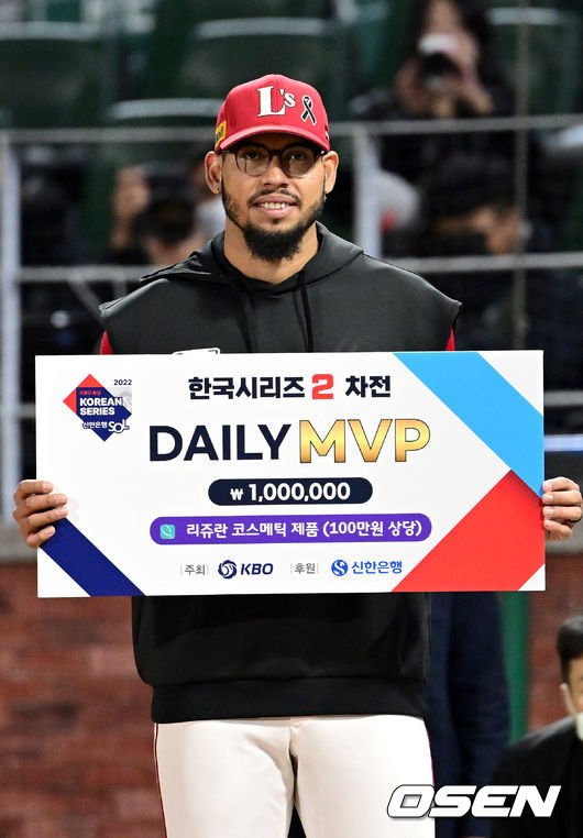[사진]호투로 SSG 승리 이끈 선발 폰트, 'KS 2차전 MVP' : 네이트 스포츠