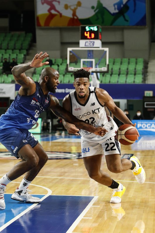 '오세근-스펠맨 44점' KGC, DB 꺾고 3연승…KT 4연패 탈출(종합) : 네이트 스포츠