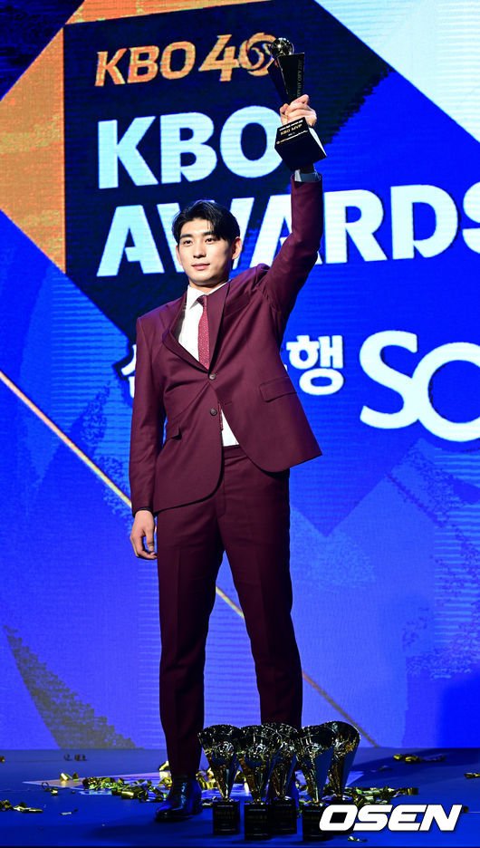 "내 야구 인생 걸어가겠다"…최고 타자로 우뚝 선 이정후, 아버지 그늘서 벗어났다 : 네이트 스포츠