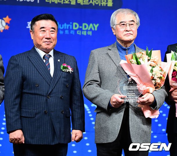 [사진]'2022 일구상 시상식' 감사패 받는 OSEN 홍윤표 대표 : 네이트 스포츠