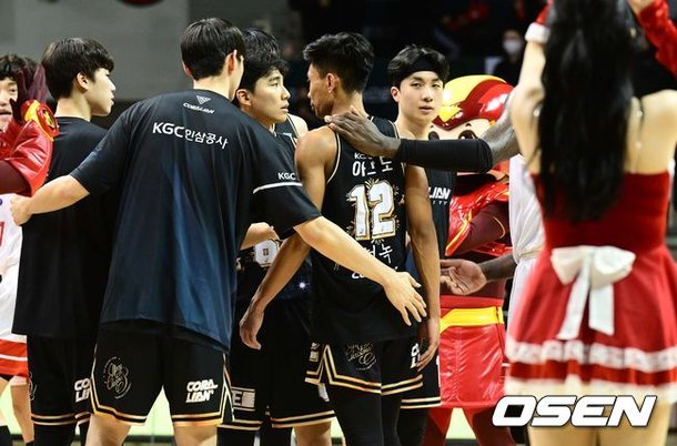 [사진]'자유투 실패' 아반도 위로하는 KGC : 네이트 스포츠