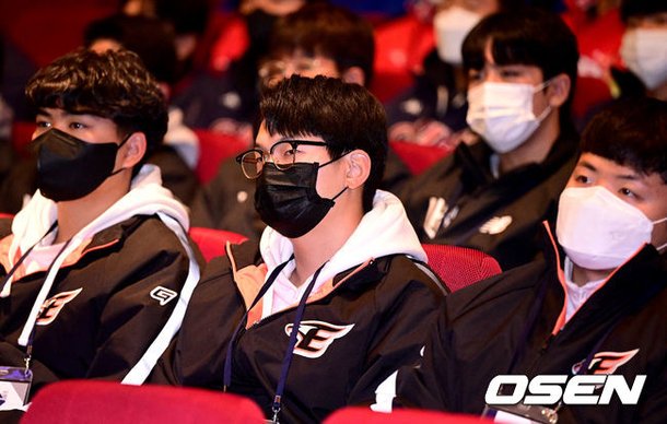 [사진]2023 한화 신인 김서현, 'KBO 신인 OT 경청' : 네이트 스포츠