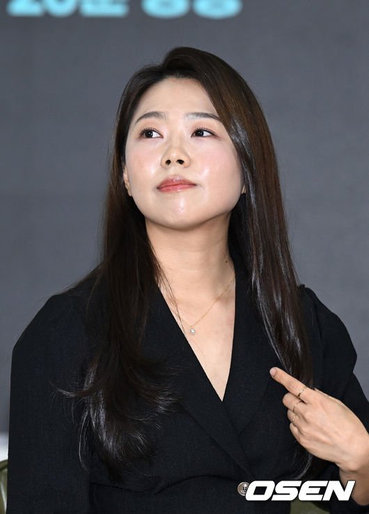 [사진]취재진 질문에 귀 기울이는 편은지 PD : 네이트 연예