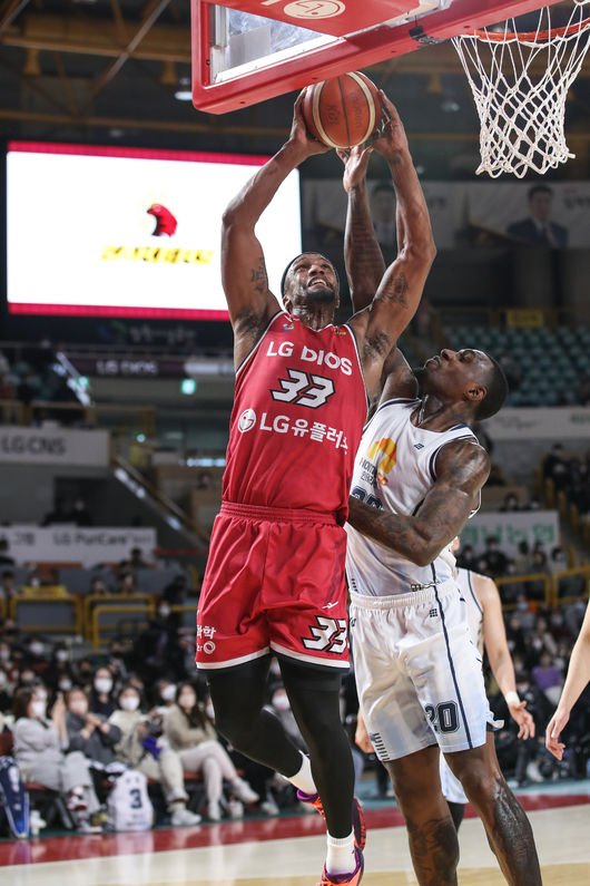 '이관희 3Q 3점포 3개 폭발' LG, KCC 완파 4연승 '20승 고지' : 네이트 스포츠