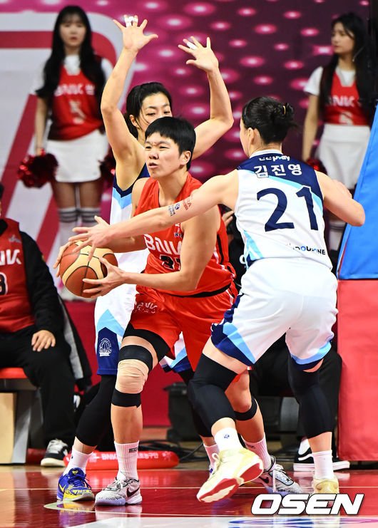 '김소니아 31P-11R' 신한은행, BNK 3연승 저지 '2연승 공동 3위' : 네이트 스포츠