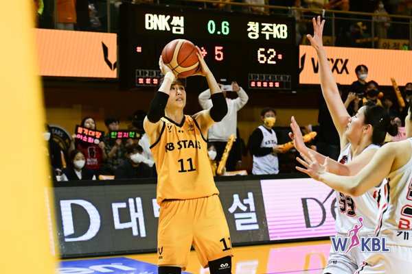 '강이슬 34점 22R' KB, BNK에 2차 연장 끝 신승 : 네이트 스포츠