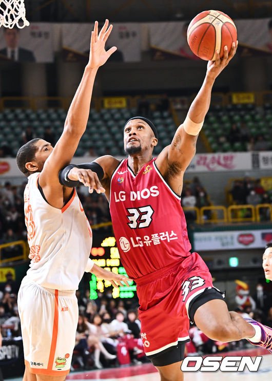 LG, 캐롯 꺾고 홈 6연승 질주…KGC 팀 최다 10연승 : 네이트 스포츠