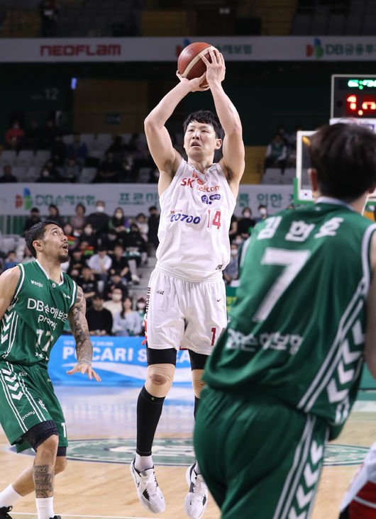 '워니-최부경 맹활약' SK, DB 꺾고 3연승 질주-단독 3위 : 네이트 스포츠