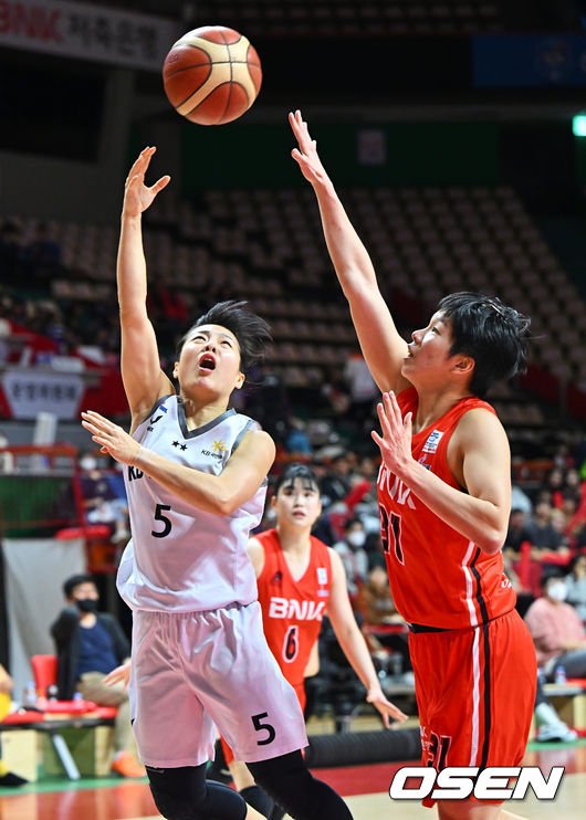 '강이슬 21점' KB, 최종전서 BNK에 역전승…5위로 시즌 마무리 : 네이트 스포츠
