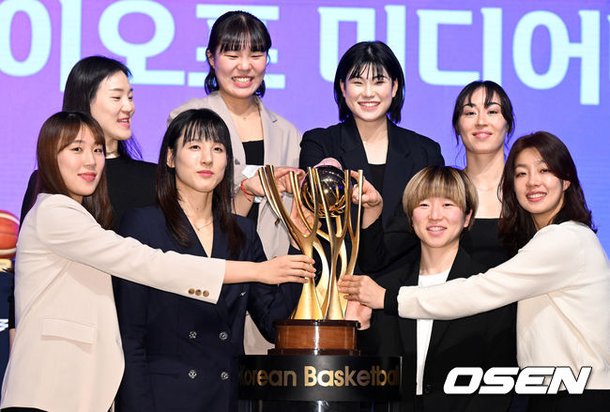 [사진]WKBL 우승 트로피, 양보 없다 : 네이트 스포츠