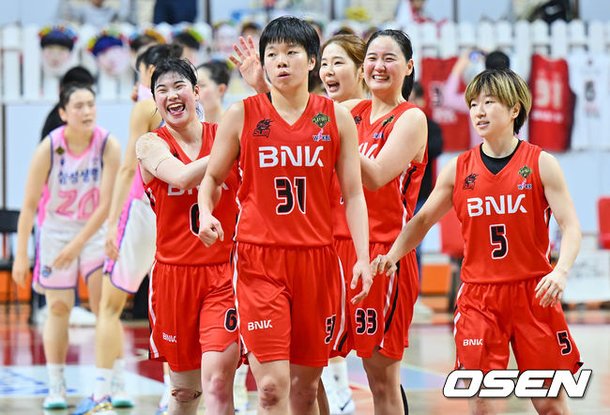 [사진] PO1차전 극적인 역전승 올린 부산 BNK 썸 선수들 : 네이트 스포츠