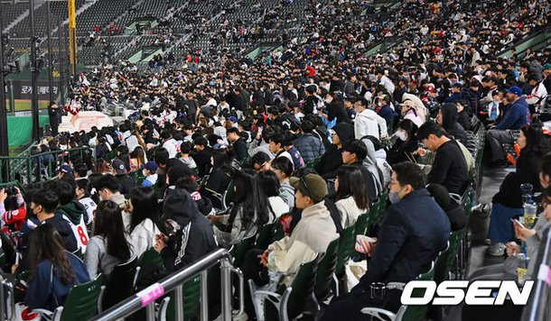 "야구에 미친 나라" WBC 후유증 없다, KBO 인기 여전…주말 평균 관중 5284명 : 네이트 스포츠