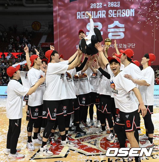 [사진]행가래 받는 KGC 김상식 감독 : 네이트 스포츠