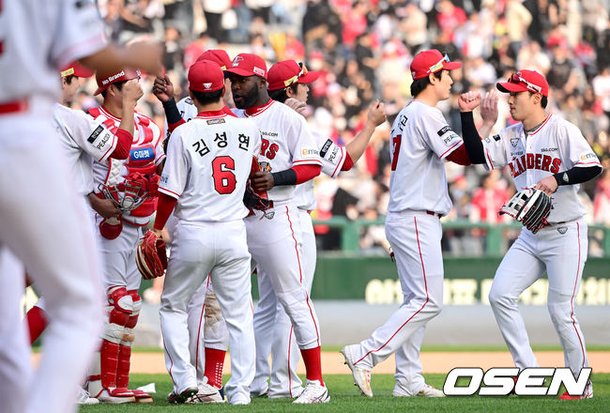 [사진]디펜딩 챔프 SSG, '2023 개막전 승리로' : 네이트 스포츠