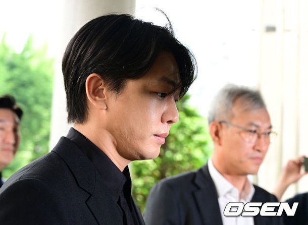 '출석 거부' 5종 마약혐의 유아인,'의중을 알 수 없는 표정으로 경찰 2차 출석' [김성락의 Knock Knock] : 네이트 연예