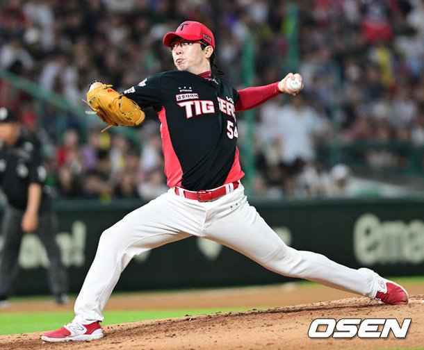 '8회 위기' 김종국 감독, 마운드 직접 올랐다…'최형우 홈런 2방+김태군 2타점' KIA, SSG에 이틀 연속 승리…'1실점' 양현종, '7실점' 김광현에 판정승 [인천 ...