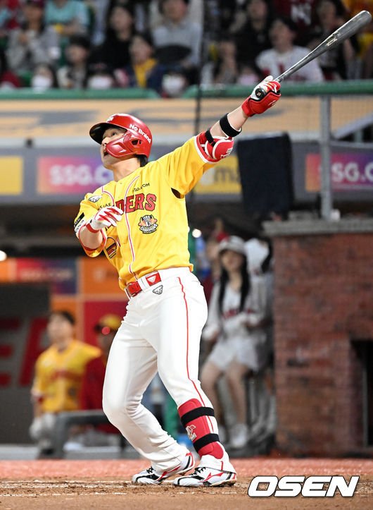 '6월에만 11홈런 괴력' SSG 최정, 4년 만에 월간 MVP 영예 [공식발표] : 네이트 스포츠