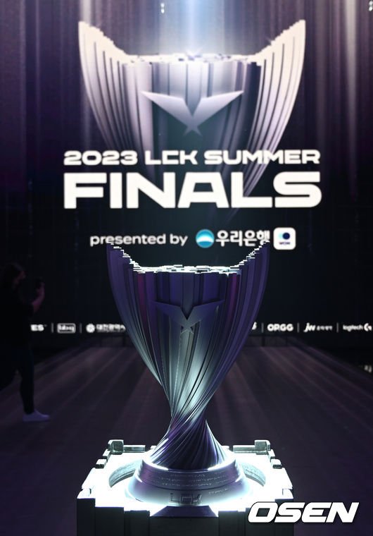 [사진]2023 LCK 서머 결승전 우승트로피의 주인공은? : 네이트 스포츠