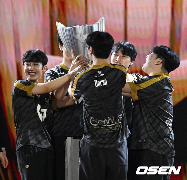 [LCK] '디펜딩 챔프' 젠지, 라이벌 T1 꺾고 V4 우승…역대 세 번째 '쓰리핏' 달성(종합) : 네이트 스포츠