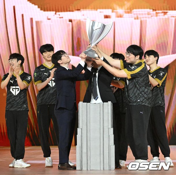 [LCK] '디펜딩 챔프' 젠지, 라이벌 T1 꺾고 V4 우승…역대 세 번째 '쓰리핏' 달성(종합) : 네이트 스포츠