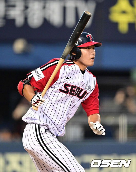 'NC→LG 트레이드' 대주자의 미친 주루 센스…두산 수비 농락하고 발로 만든 동점, 역전 드라마 만들다 : 네이트 스포츠