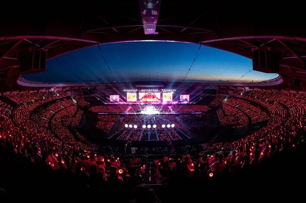 JYP 니쥬, 데뷔 첫 스타디움 공연 성공적 개최…총 18만 5000 관객 동원 : 네이트 연예