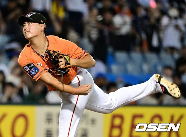 'KKK' 115억 FA도 삼진 당하고 쓴웃음…8라운더 21세 투수, 셋업맨 자원으로 눈도장 받다 : 네이트 스포츠