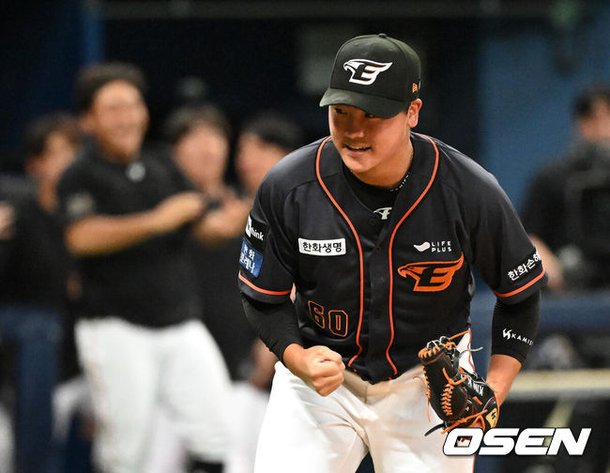 'KKK' 115억 FA도 삼진 당하고 쓴웃음…8라운더 21세 투수, 셋업맨 자원으로 눈도장 받다 : 네이트 스포츠