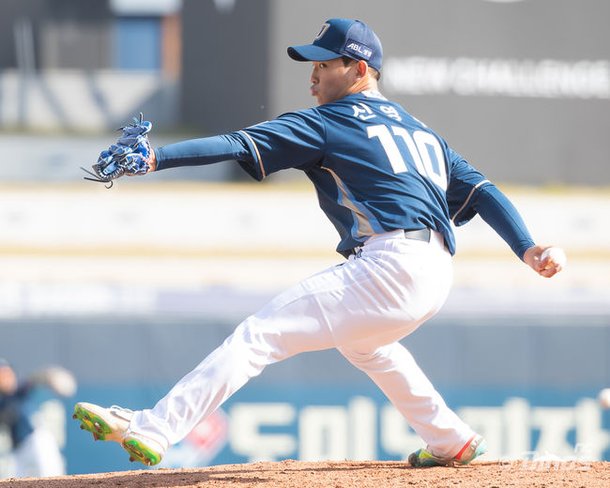 '154km' 1라운더 미래 1선발, 데뷔 시즌 조기 마감…'9이닝당 12볼넷' 제구 불안 손 본다 : 네이트 스포츠